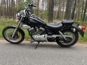 Melns Yamaha XV 2000 Nemenčinė, ar dzinēja tilpumu 0.25 L un nobraukumu 14 tūkst. km par 2600 €, foto  vietnē AUTOMOTO.COM.LV