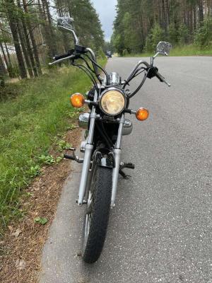 Melns Yamaha XV 2000 Nemenčinė, ar dzinēja tilpumu 0.25 L un nobraukumu 14 tūkst. km par 2600 €, foto 8 vietnē AUTOMOTO.COM.LV