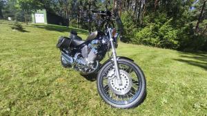 Melns Yamaha XV 2001 Alīta, ar dzinēja tilpumu 0.54 L un nobraukumu 8 tūkst. km par 2600 €, foto  vietnē AUTOMOTO.COM.LV