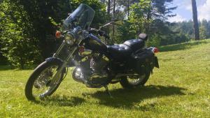 Melns Yamaha XV 2001 Alīta, ar dzinēja tilpumu 0.54 L un nobraukumu 8 tūkst. km par 2600 €, foto 3 vietnē AUTOMOTO.COM.LV