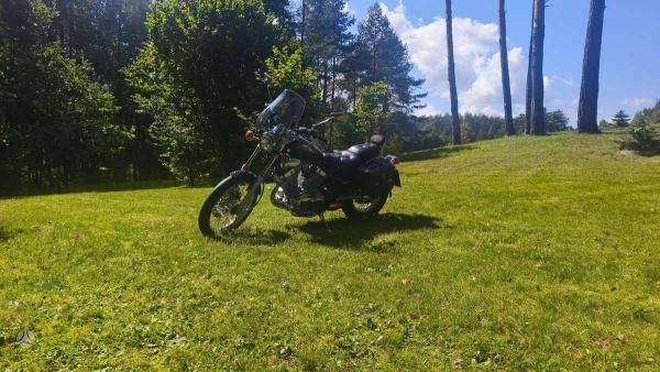 Melns Yamaha XV 2001 Alīta, ar dzinēja tilpumu 0.54 L un nobraukumu 8 tūkst. km par 2600 €, foto 4 vietnē AUTOMOTO.COM.LV