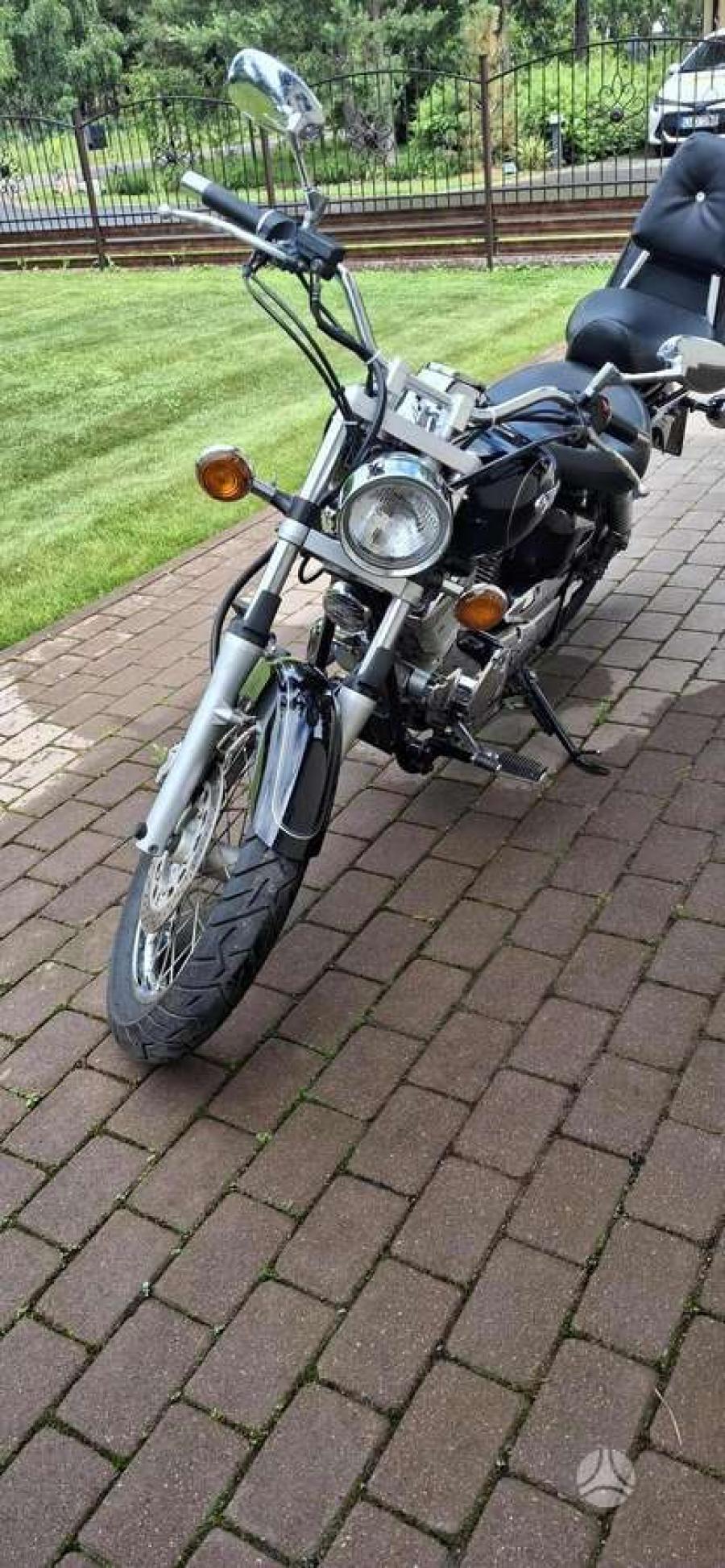 Melns Yamaha XVS 2001 Kauņa, ar dzinēja tilpumu 0.12 L un nobraukumu 26 tūkst. km par 2700 €, foto 4 vietnē AUTOMOTO.COM.LV