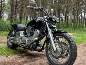 Melns Yamaha XVS 2008 Utena, ar dzinēja tilpumu 1.10 L un nobraukumu 22 tūkst. km par 4050 €, foto  vietnē AUTOMOTO.COM.LV