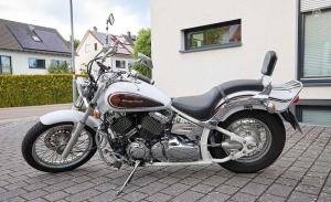 Balts Yamaha XVS 2000 Viļņa, ar dzinēja tilpumu 0.65 L un nobraukumu 17 tūkst. km par 3550 €, foto  vietnē AUTOMOTO.COM.LV