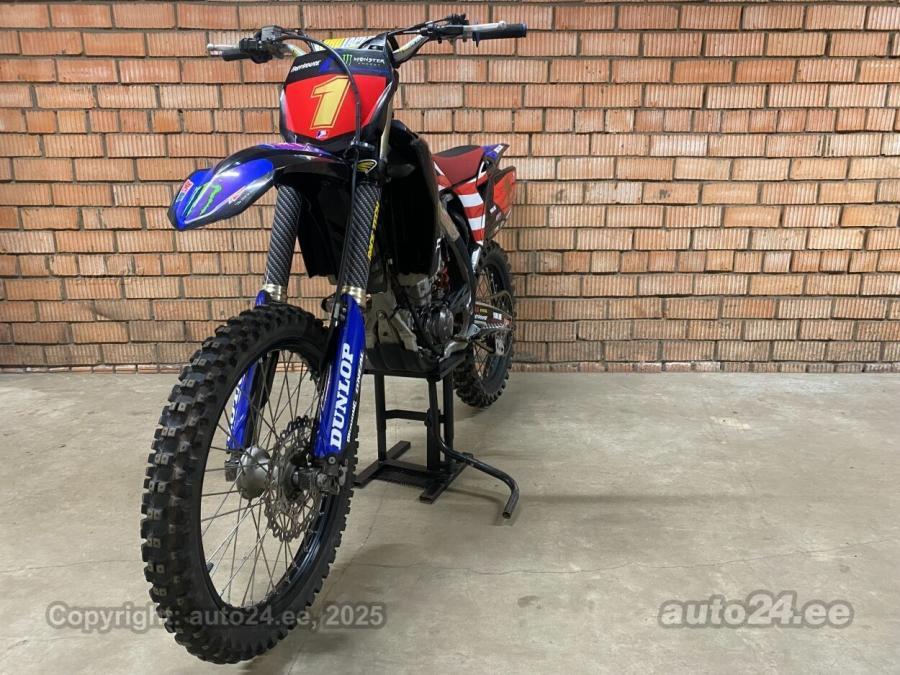 Black Yamaha YZ 250F 2013 in Parnu, with an engine capacity of 0.25 L and mileage of 100 thousand km for 2590 €, photo 5 on AUTOMOTO.COM.LV