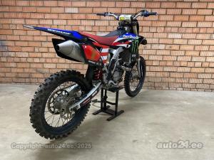 Black Yamaha YZ 250F 2013 in Parnu, with an engine capacity of 0.25 L and mileage of 100 thousand km for 2590 €, photo 7 on AUTOMOTO.COM.LV