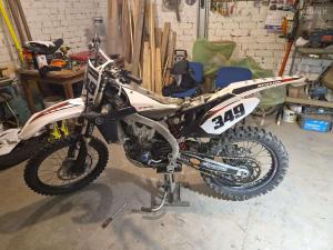 Yamaha YZ 2013 Viļņa, ar dzinēja tilpumu 0.45 L un nobraukumu 200 tūkst. km par 2600 €, foto  vietnē AUTOMOTO.COM.LV
