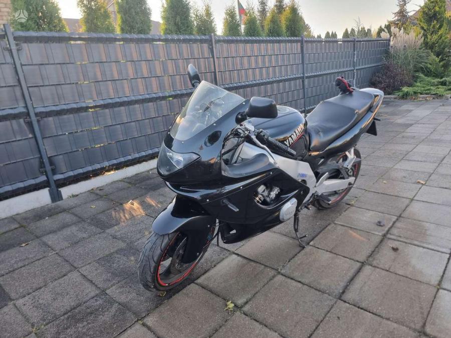 Black Yamaha YZF 1997 in Vilnius, with an engine capacity of 0.60 L and mileage of 50 thousand km for 1100 €, photo 5 on AUTOMOTO.COM.LV