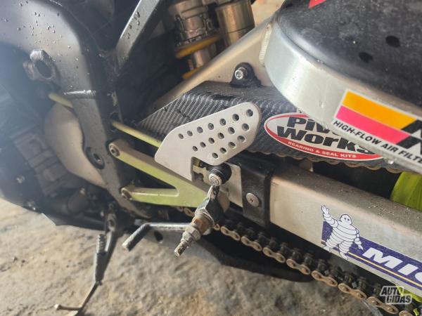 Black Yamaha YZF 2001 in Alytus, with an engine capacity of 1.00 L and mileage of 33 thousand km for 2000 €, photo 10 on AUTOMOTO.COM.LV