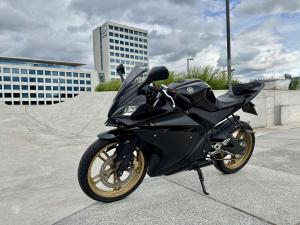 Melns Yamaha YZF 2008 Kauņa, ar dzinēja tilpumu 0.14 L un nobraukumu 34 tūkst. km par 2150 €, foto  vietnē AUTOMOTO.COM.LV