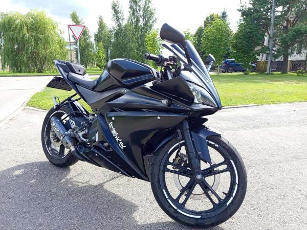 Black Yamaha YZF 2009 in Mazeikiai, with an engine capacity of 0.13 L and mileage of 65 thousand km for 1200 €, photo 2 on AUTOMOTO.COM.LV
