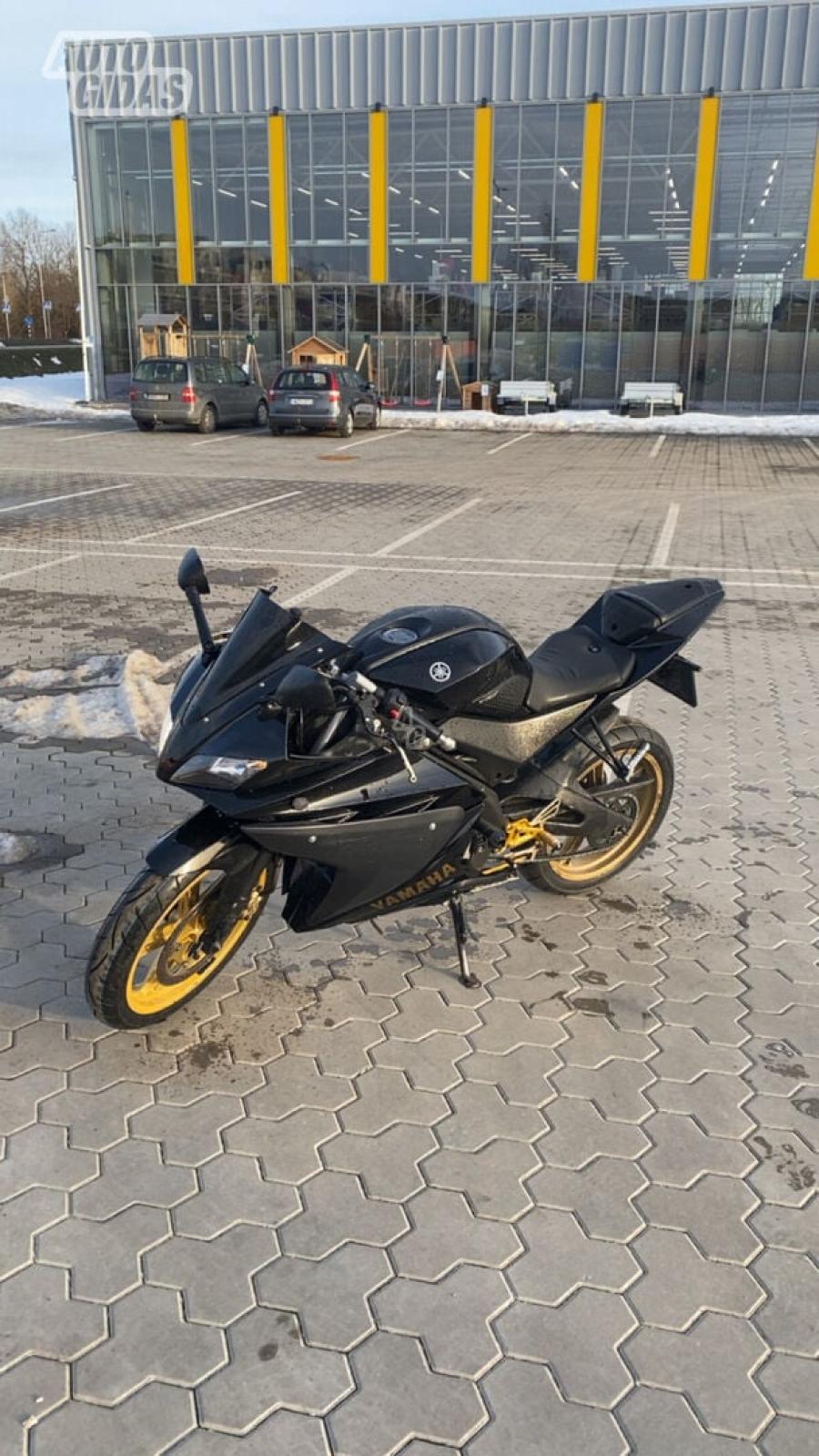 Melns Yamaha YZF 2010 Telšiai, ar dzinēja tilpumu 0.13 L un nobraukumu 60 tūkst. km par 1950 €, foto 8 vietnē AUTOMOTO.COM.LV