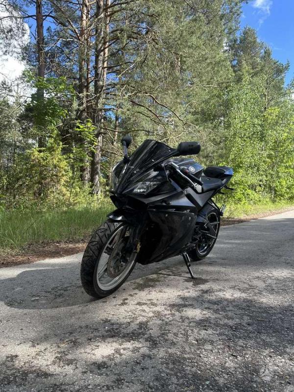Black Yamaha YZF 2010 in Vilnius, with an engine capacity of 0.13 L and mileage of 27 thousand km for 2050 €, photo 2 on AUTOMOTO.COM.LV