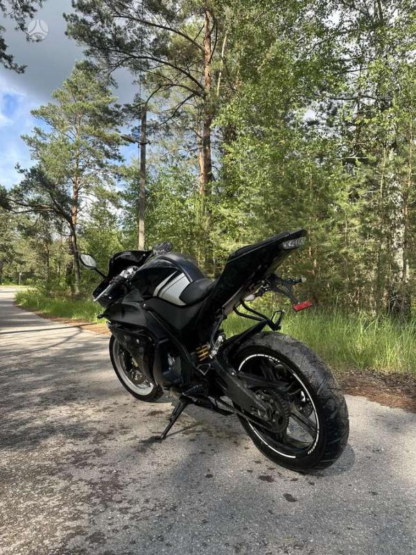 Black Yamaha YZF 2010 in Vilnius, with an engine capacity of 0.13 L and mileage of 27 thousand km for 2050 €, photo 3 on AUTOMOTO.COM.LV