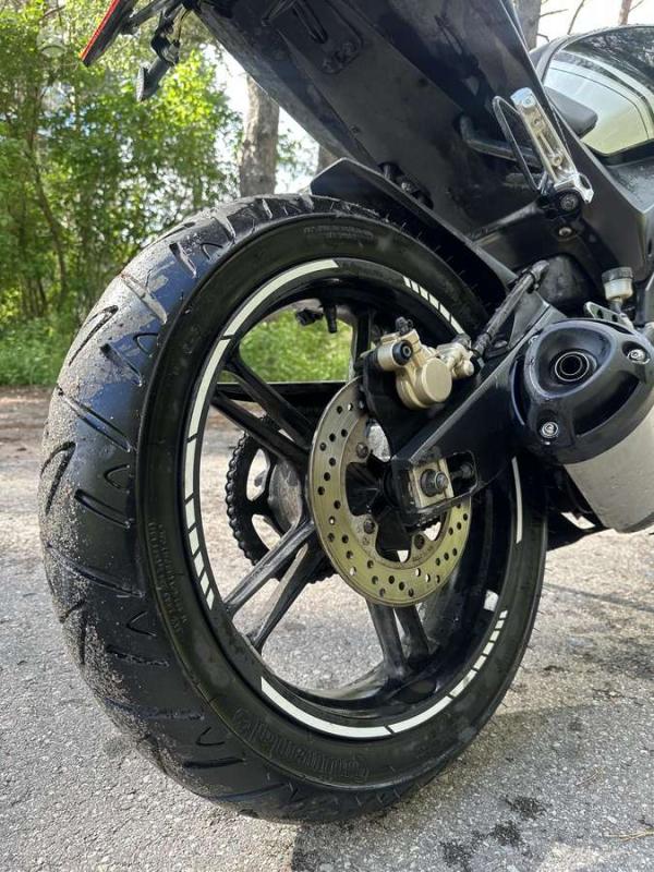 Black Yamaha YZF 2010 in Vilnius, with an engine capacity of 0.13 L and mileage of 27 thousand km for 2050 €, photo 6 on AUTOMOTO.COM.LV