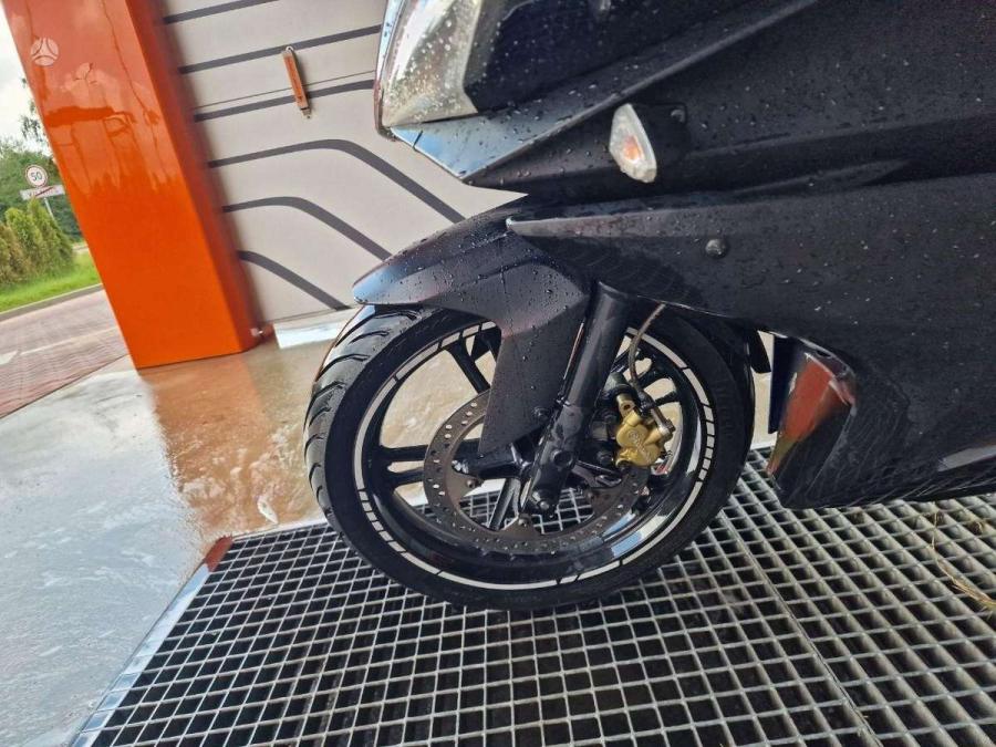Melns Yamaha YZF 2010 Viļņa, ar dzinēja tilpumu 0.13 L un nobraukumu 27 tūkst. km par 2000 €, foto 6 vietnē AUTOMOTO.COM.LV