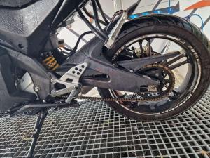 Melns Yamaha YZF 2010 Viļņa, ar dzinēja tilpumu 0.13 L un nobraukumu 27 tūkst. km par 2000 €, foto 7 vietnē AUTOMOTO.COM.LV