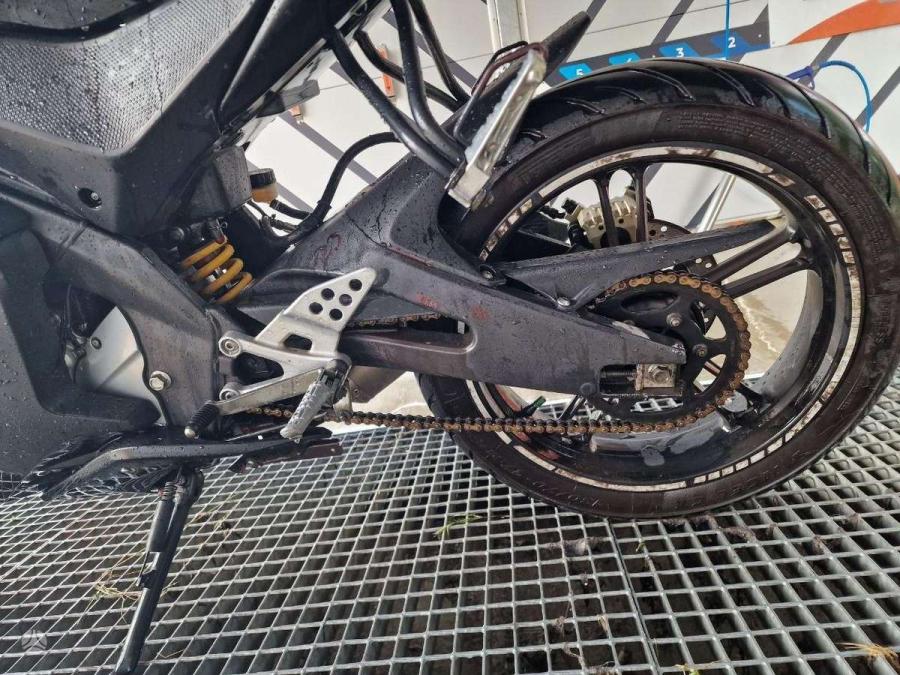 Melns Yamaha YZF 2010 Viļņa, ar dzinēja tilpumu 0.13 L un nobraukumu 27 tūkst. km par 2000 €, foto 7 vietnē AUTOMOTO.COM.LV