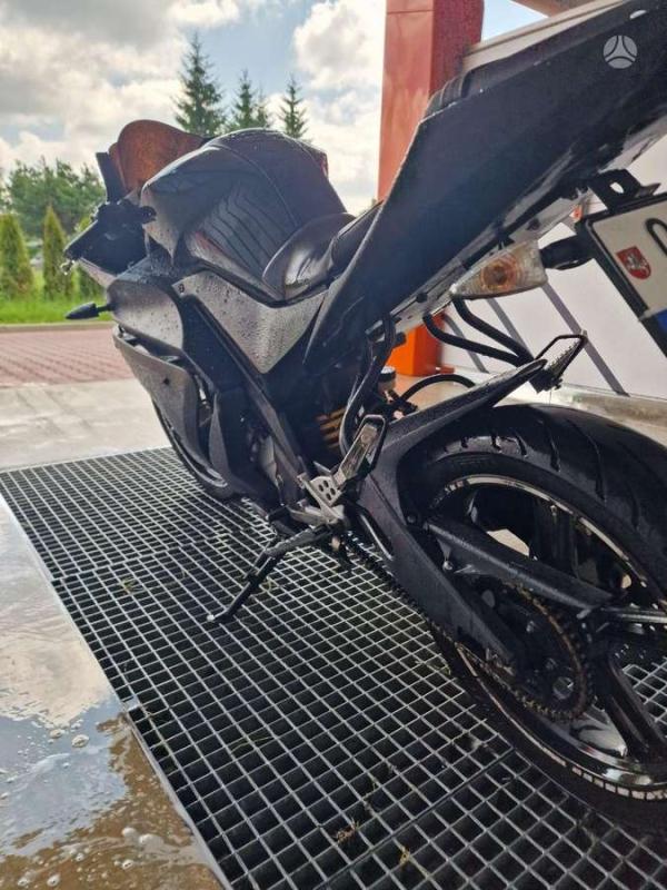 Black Yamaha YZF 2010 in Vilnius, with an engine capacity of 0.13 L and mileage of 27 thousand km for 2000 €, photo 7 on AUTOMOTO.COM.LV