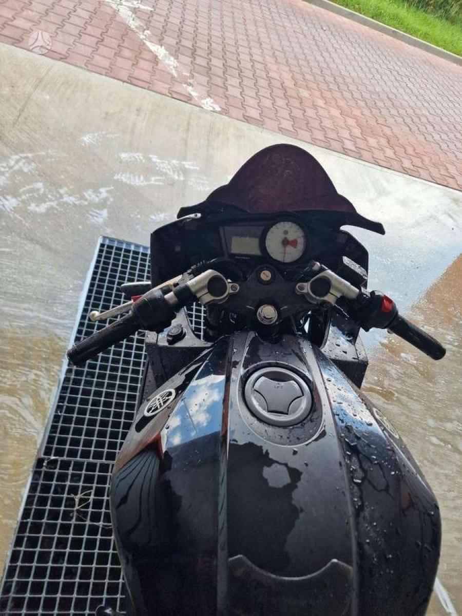 Melns Yamaha YZF 2010 Viļņa, ar dzinēja tilpumu 0.13 L un nobraukumu 27 tūkst. km par 2000 €, foto 13 vietnē AUTOMOTO.COM.LV
