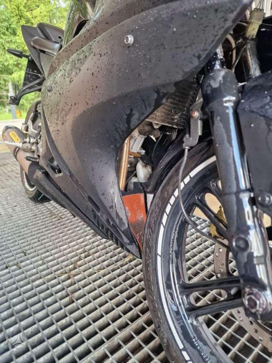 Melns Yamaha YZF 2010 Viļņa, ar dzinēja tilpumu 0.13 L un nobraukumu 27 tūkst. km par 2000 €, foto 15 vietnē AUTOMOTO.COM.LV