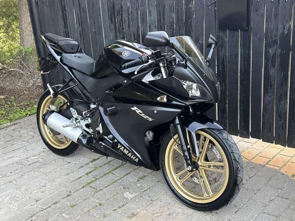 Black Yamaha YZF 2011 in Prienai, with an engine capacity of 0.13 L and mileage of 25 thousand km for 1980 €, photo 1 on AUTOMOTO.COM.LV