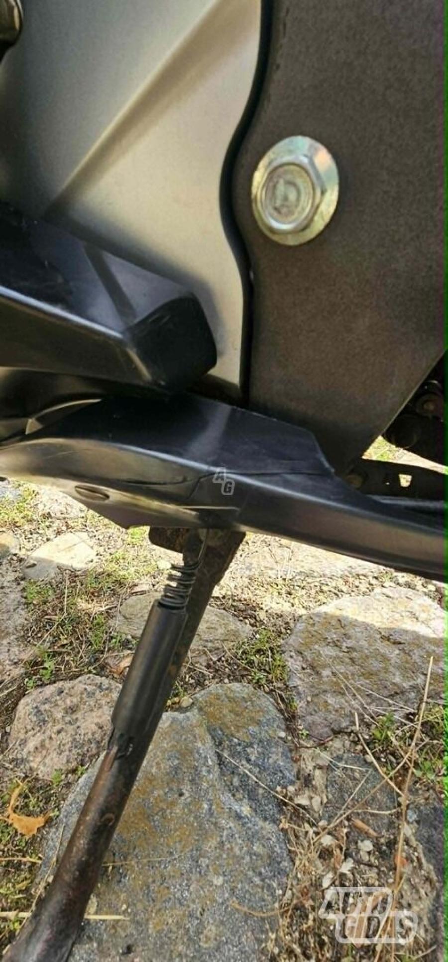 Black Yamaha YZF 2011 in Pakruojis, with an engine capacity of 0.13 L and mileage of 35 thousand km for 1550 €, photo 11 on AUTOMOTO.COM.LV