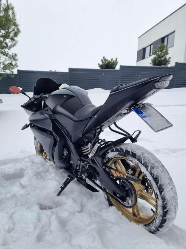 Black Yamaha YZF 2012 in Kaunas, with an engine capacity of 0.13 L and mileage of 31 thousand km for 1730 €, photo 7 on AUTOMOTO.COM.LV