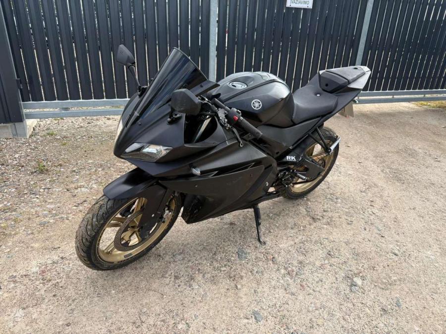 Black Yamaha YZF 2012 in Marijampole, with an engine capacity of 0.13 L and mileage of 31 thousand km for 1350 €, photo 3 on AUTOMOTO.COM.LV