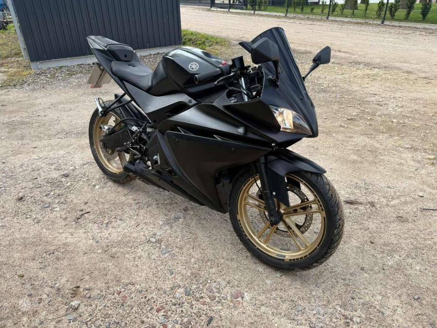 Black Yamaha YZF 2012 in Marijampole, with an engine capacity of 0.13 L and mileage of 31 thousand km for 1250 €, photo 3 on AUTOMOTO.COM.LV
