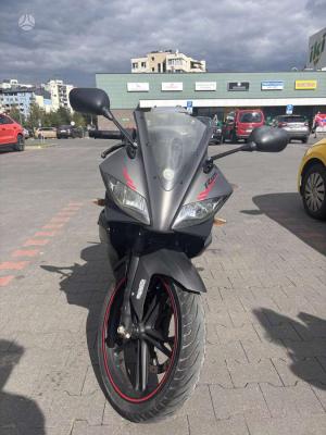 Melns Yamaha YZF 2013 Viļņa, ar dzinēja tilpumu 0.13 L un nobraukumu 32 tūkst. km par 1680 €, foto  vietnē AUTOMOTO.COM.LV