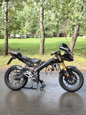 Black Yamaha YZF 2020 in Prienai, with an engine capacity of 0.13 L and mileage of 20 thousand km for 1680 €, photo 3 on AUTOMOTO.COM.LV