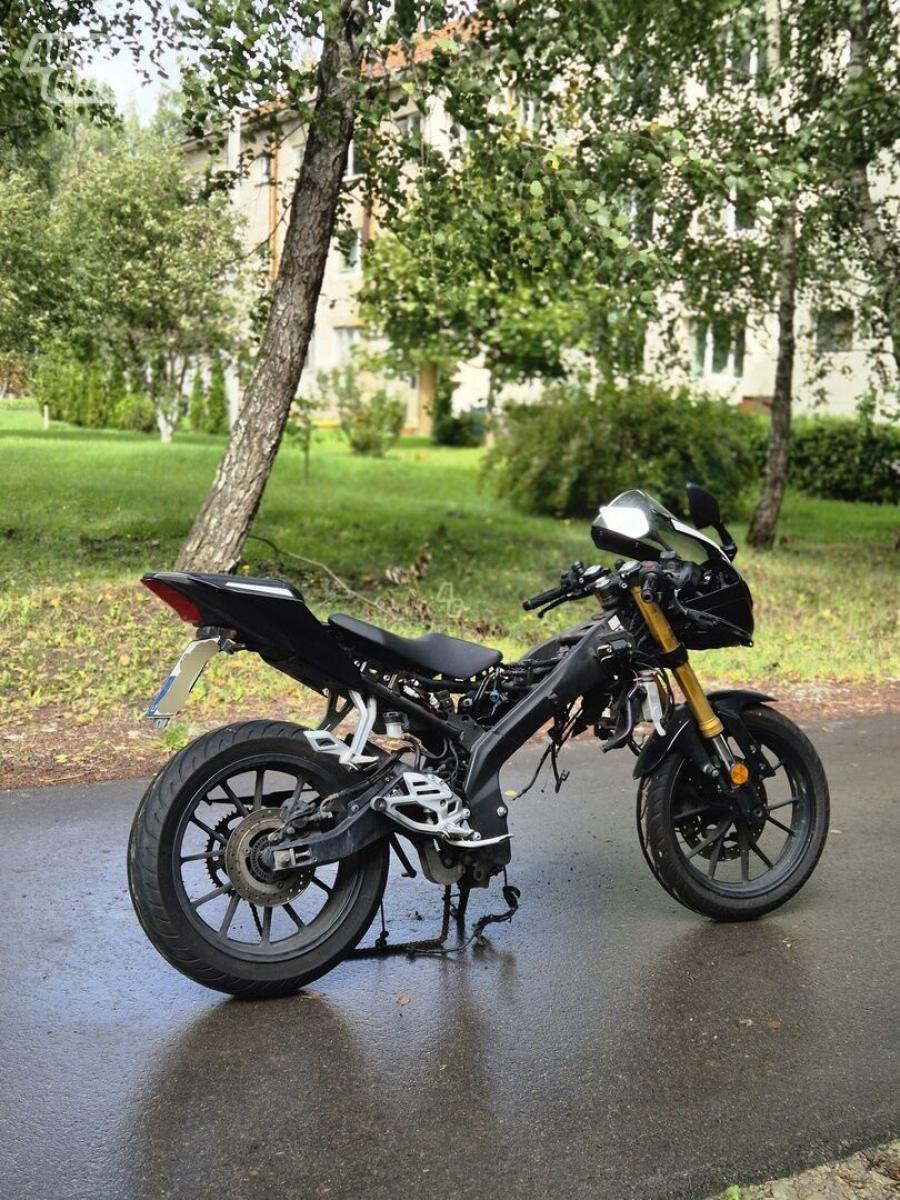 Black Yamaha YZF 2020 in Prienai, with an engine capacity of 0.13 L and mileage of 20 thousand km for 1680 €, photo 4 on AUTOMOTO.COM.LV