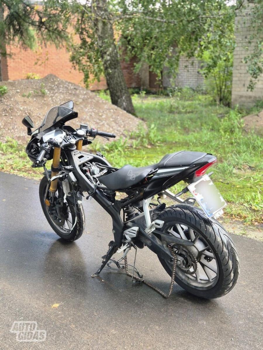 Black Yamaha YZF 2020 in Prienai, with an engine capacity of 0.13 L and mileage of 20 thousand km for 1680 €, photo 5 on AUTOMOTO.COM.LV