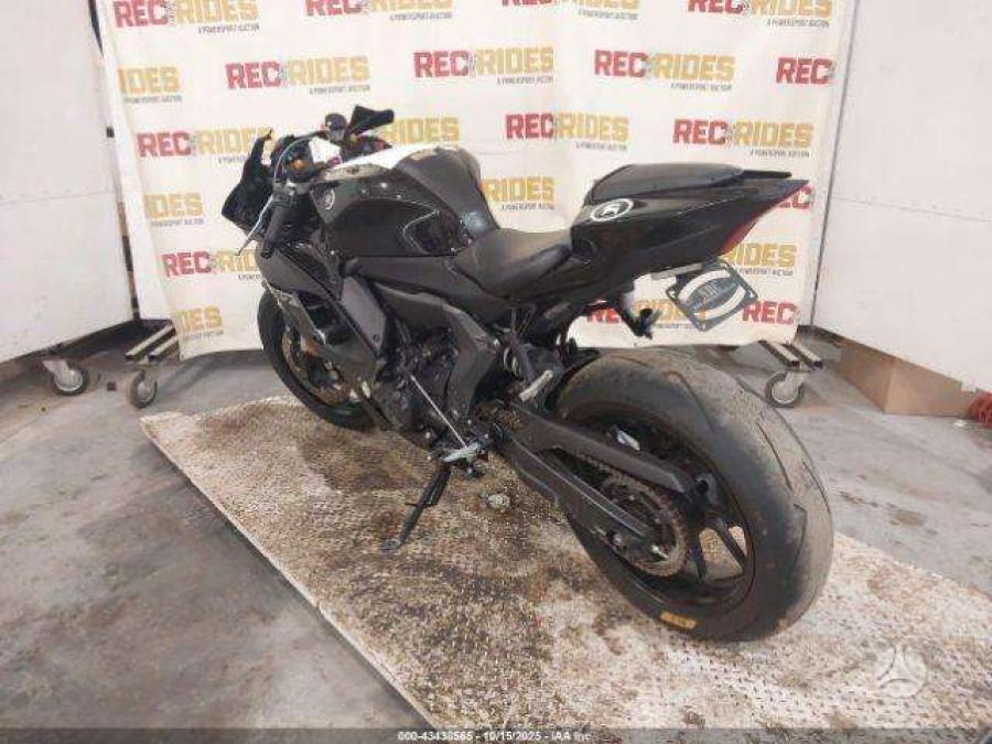 Black Yamaha YZF 2024 in Klaipeda, with an engine capacity of 0.69 L and mileage of 25 thousand km for 4875 €, photo 3 on AUTOMOTO.COM.LV