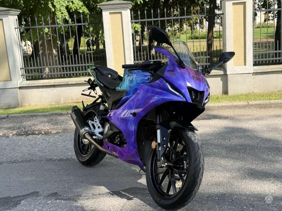 Black Yamaha YZF 2024 in Vilkaviskis, with an engine capacity of 0.13 L and mileage of 9 thousand km for 4199 €, photo 5 on AUTOMOTO.COM.LV