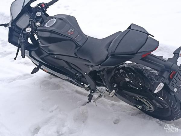 Black Yamaha YZF 2025 in Kaunas, with an engine capacity of 0.13 L and mileage of 1 thousand km for 4999 €, photo 3 on AUTOMOTO.COM.LV
