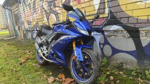 Zils Yamaha YZF 2020 Kauņa, ar dzinēja tilpumu 0.13 L un nobraukumu 20 tūkst. km par 2950 €, foto  vietnē AUTOMOTO.COM.LV