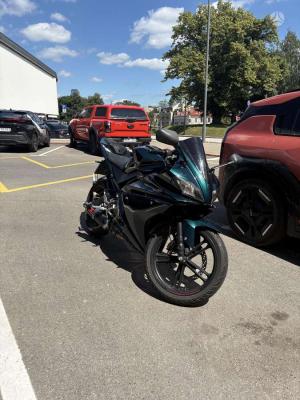 Zaļš Yamaha YZF 2010 Viļņa, ar dzinēja tilpumu 0.13 L un nobraukumu 30 tūkst. km par 1200 €, foto  vietnē AUTOMOTO.COM.LV