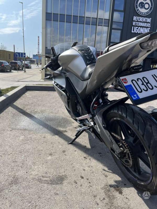 Grey Yamaha YZF 2012 in Klaipeda, with an engine capacity of 0.13 L and mileage of 21 thousand km for 1850 €, photo 7 on AUTOMOTO.COM.LV