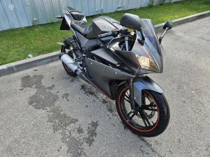 Pelēks Yamaha YZF 2013 Kauņa, ar dzinēja tilpumu 0.13 L un nobraukumu 43 tūkst. km par 2100 €, foto  vietnē AUTOMOTO.COM.LV
