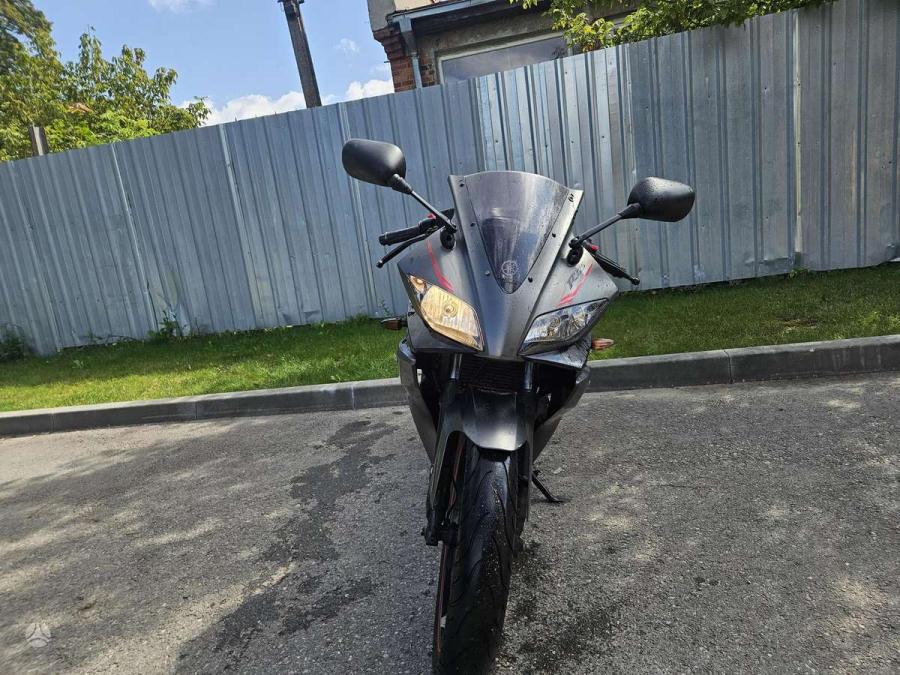 Pelēks Yamaha YZF 2013 Kauņa, ar dzinēja tilpumu 0.13 L un nobraukumu 43 tūkst. km par 2100 €, foto 3 vietnē AUTOMOTO.COM.LV
