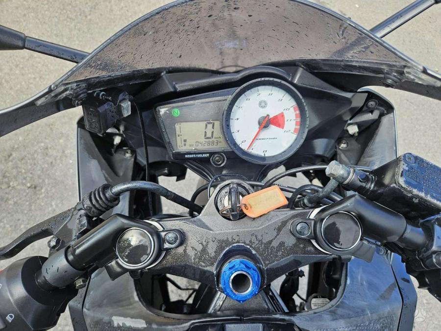Pelēks Yamaha YZF 2013 Kauņa, ar dzinēja tilpumu 0.13 L un nobraukumu 43 tūkst. km par 2100 €, foto 8 vietnē AUTOMOTO.COM.LV