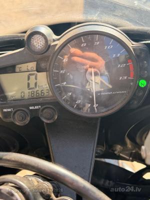 Melns Yamaha YZF-R1 2002 Tallina, ar dzinēja tilpumu 0.00 L un nobraukumu 19 tūkst. km par 3500 €, foto 5 vietnē AUTOMOTO.COM.LV