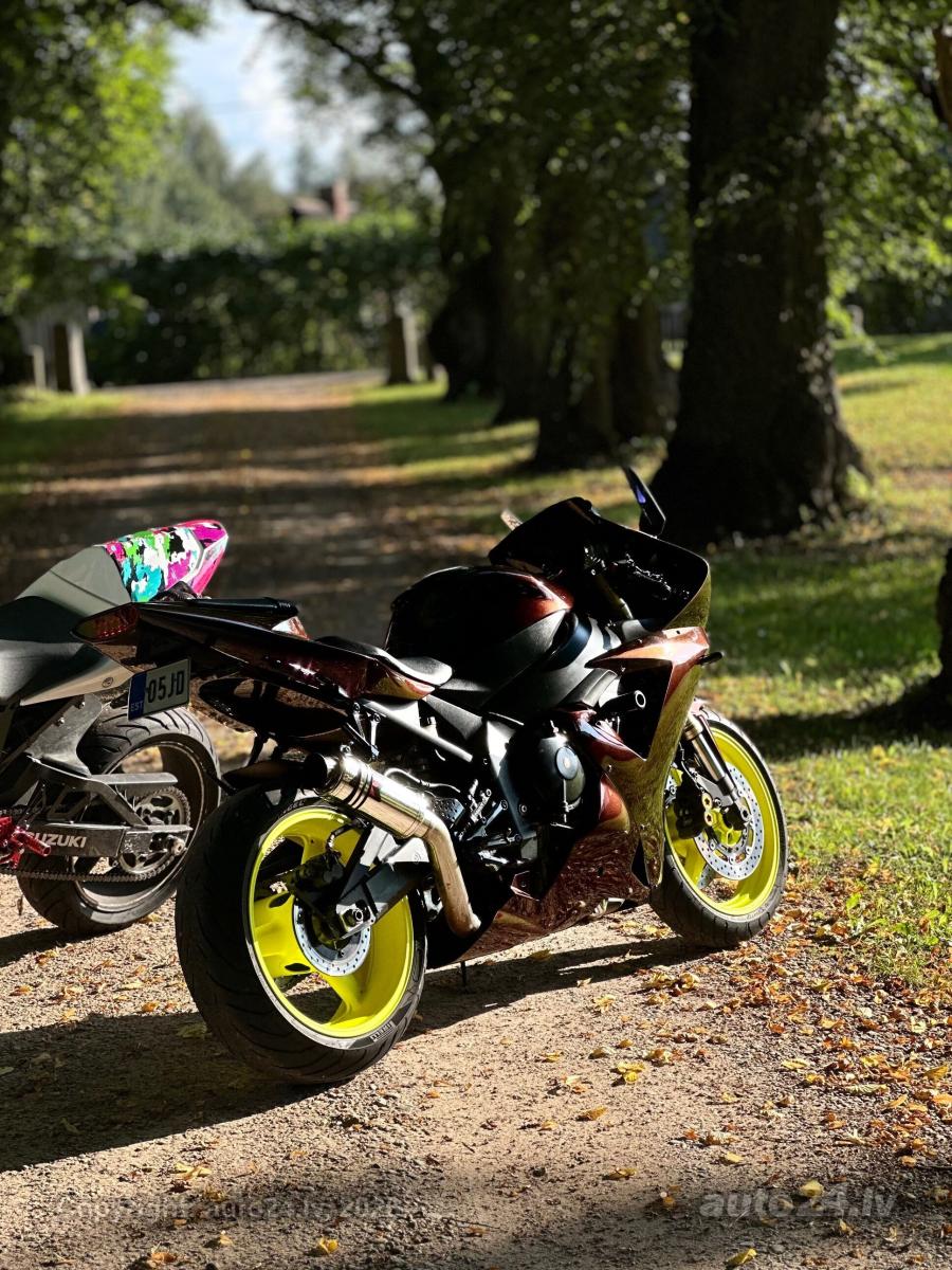 Melns Yamaha YZF-R1 2004 Tartu, ar dzinēja tilpumu 1.00 L un nobraukumu 65 tūkst. km par 5000 €, foto 3 vietnē AUTOMOTO.COM.LV