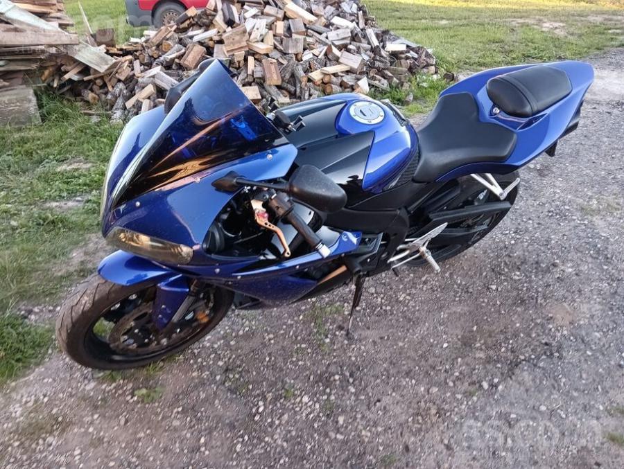 Yamaha YZF-R1 2006 in Rezekne, with an engine capacity of 1.00 L and mileage of 0 thousand km for 5200 €, photo 4 on AUTOMOTO.COM.LV