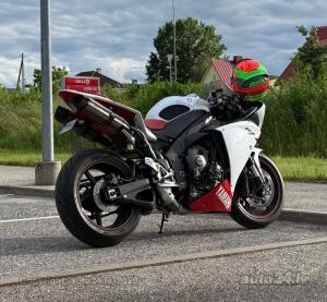 Yamaha YZF-R1 2010 in Tartu, with an engine capacity of 1.00 L and mileage of 33 thousand km for 8400 €, photo  on AUTOMOTO.COM.LV