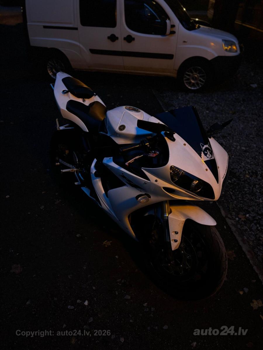 White Yamaha YZF-R1 2005 in Tallinn, with an engine capacity of 1.00 L and mileage of 40 thousand km for 4999 €, photo 10 on AUTOMOTO.COM.LV