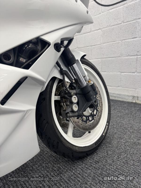 Yamaha YZF R6 2007 in Tallinn, with an engine capacity of 0.60 L and mileage of 38 thousand km for 5200 €, photo 8 on AUTOMOTO.COM.LV