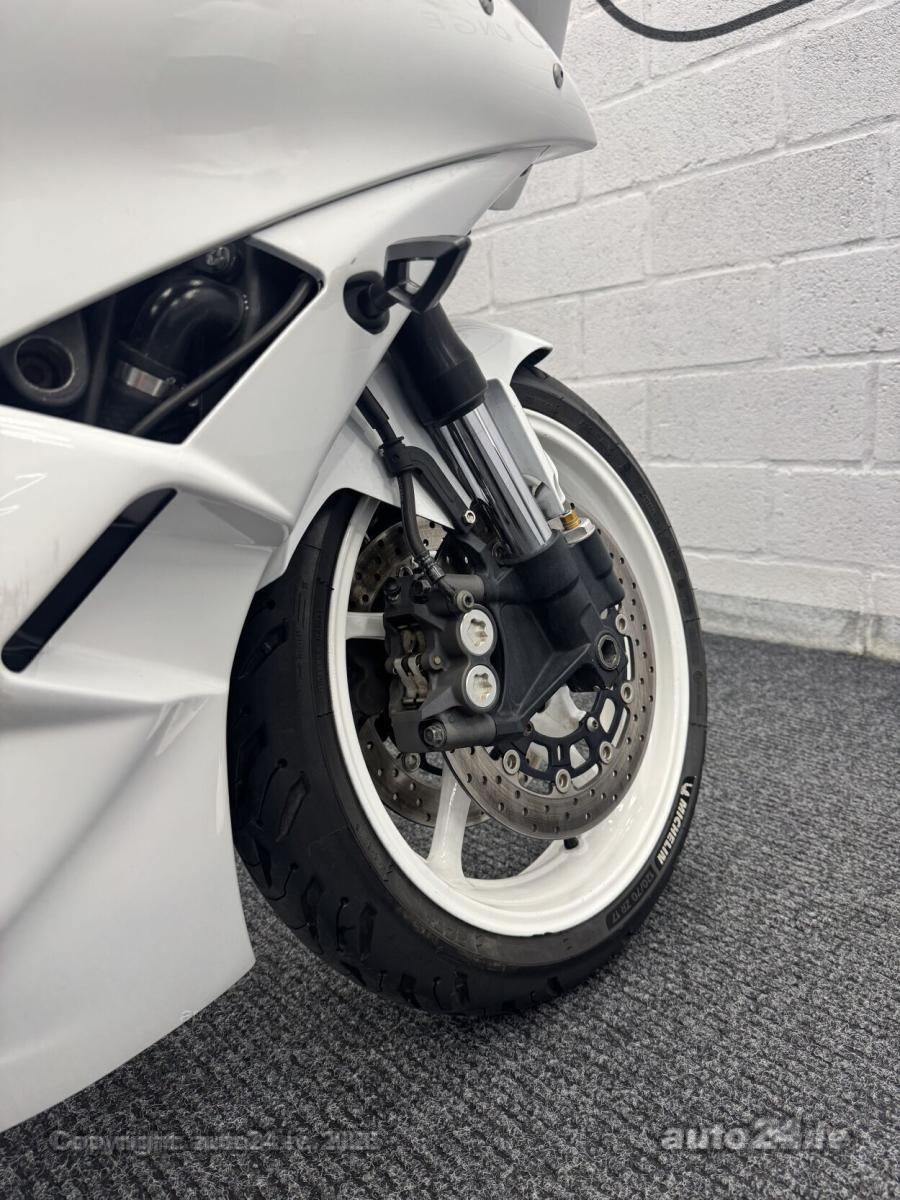 Yamaha YZF R6 2007 Tallina, ar dzinēja tilpumu 0.60 L un nobraukumu 38 tūkst. km par 5200 €, foto 9 vietnē AUTOMOTO.COM.LV